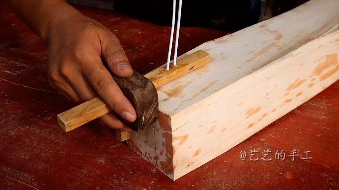 老木匠巧用朽木改造木桌,款式新颖又独特,不愧是匠心之作!