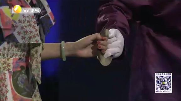 专家与两位美女店主手握玉器行走,这件玉器究竟是何用途?