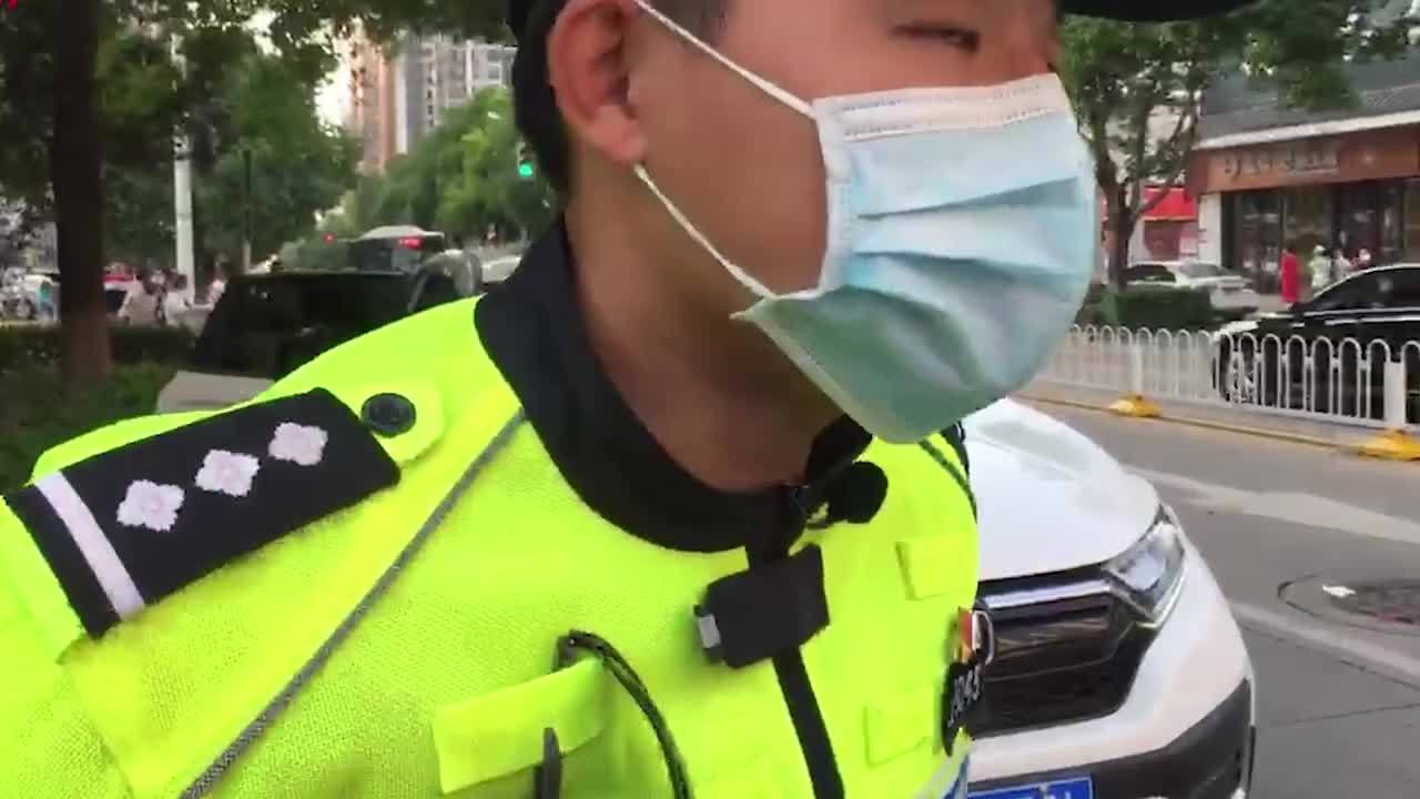 开学第一天,汉警快骑英姿飒爽!为小学生上"交通安全第一课"