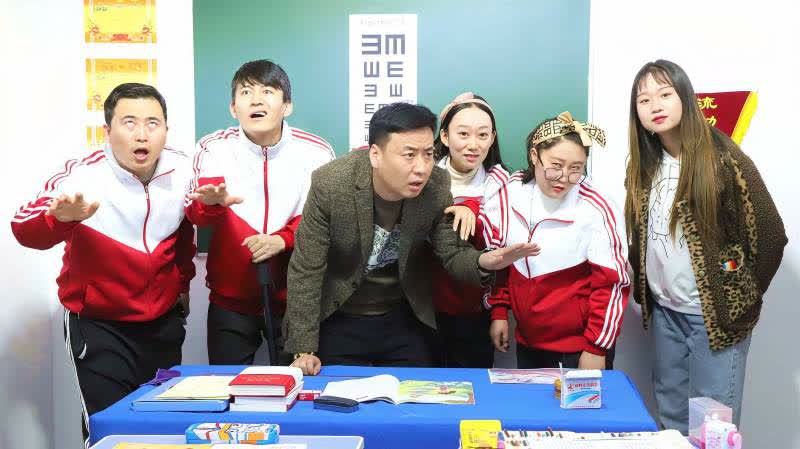 老师按照学生视力调座位,学生看不清视力表,却能看见妲己