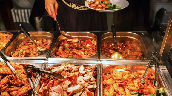 新冠病毒在餐厅传播有多快?日媒实验:用餐半小时后满桌都是