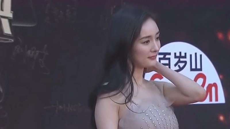 杨幂穿这身衣服走红毯真是美呆了,网友:气场真是强大啊!