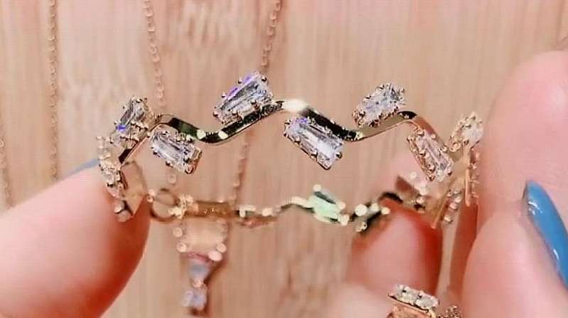 说它是戒指吧,太大了,说它是手镯吧,又太小了,到底怎么戴!