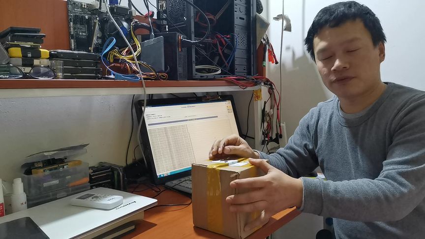电脑卡顿重启后无法开机进PE不识别硬盘在电脑上不显示死机打不开