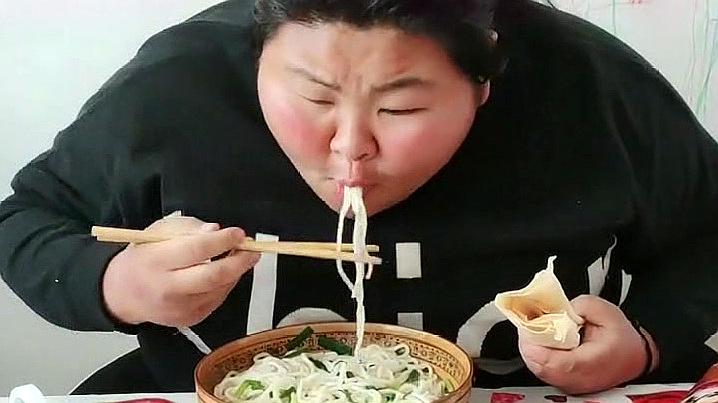 东北胖姐开饭了,皮皮虾炒鸡蛋就是“虾扯蛋”,网友:真是要命了
