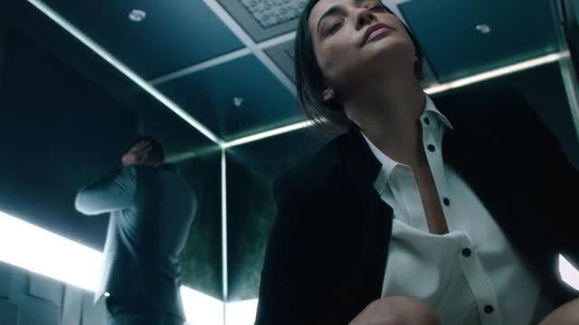 男一女被困电梯3天,逃出后直奔保安室,删掉所有监控录像!