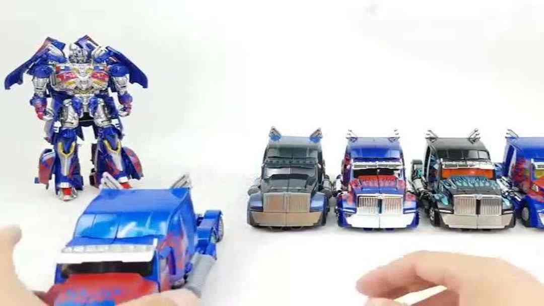 精美的擎天柱大卡车变形机甲玩具模型