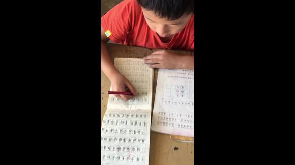 纠正小学生拿笔姿势
