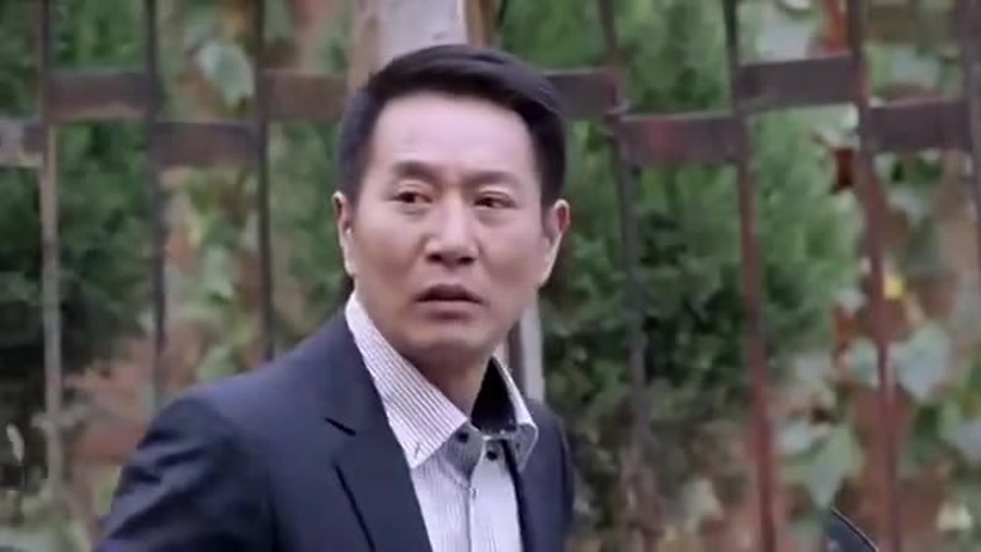 大肚子儿媳帮父亲干活, 没站稳滑倒, 肚子疼的直接生下了孩子