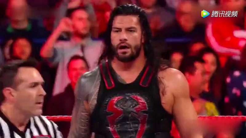 WWE:罗门伦斯为安布罗斯报仇,愤怒到情绪失控,比赛被迫叫停