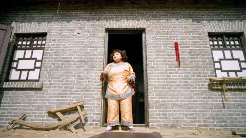 秀才遇到兵:胖妞就你这体格,这种木头门不一下就撞开了?