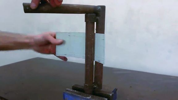 男子用钢管制作简单的折弯工具,真是太聪明了,涨见识