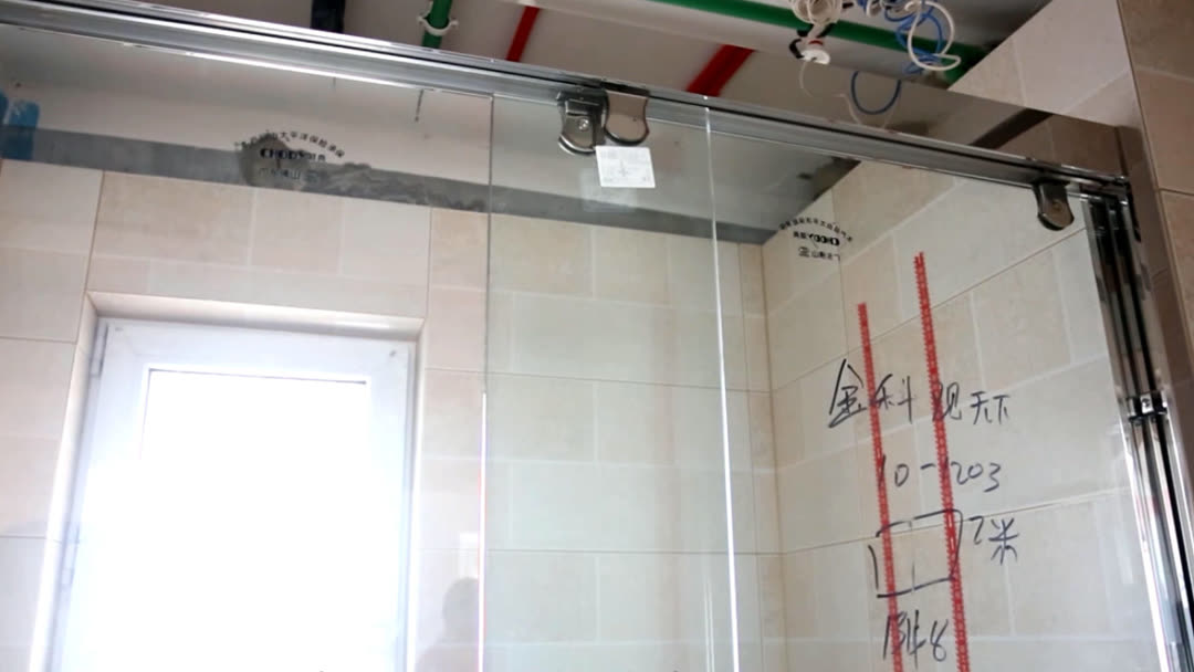 小户型卫生间装修案例!设计师现场讲解卫生间玻璃隔断做法!