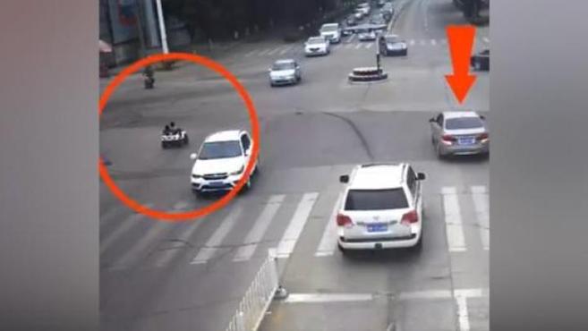 小朋友开玩具车上街兜风,民警叔叔当场“控制”