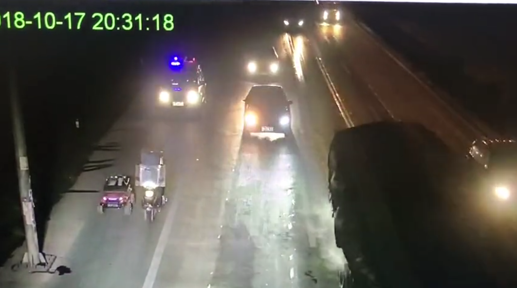 危险!5岁孩子开玩具卡丁车走上马路 父母骑电动护送:锻炼胆量