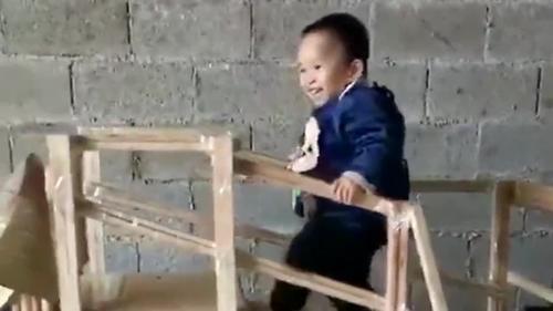 爸爸用纸板和木棍,给儿子亲手制作了滑梯,宝宝一整天都玩不够