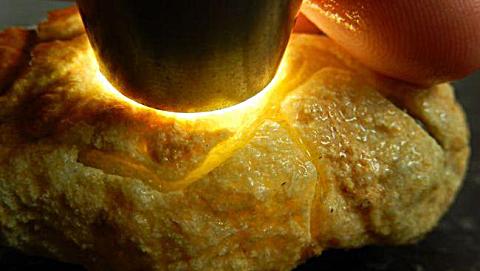 来睹石实战689-晶体颗粒正常粗, 肉质透, 局部有癣的翡翠原石