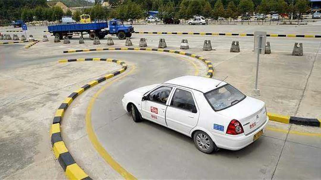 驾考新规来了,自动挡科目二5项减少为4项,没考驾照的偷着乐!