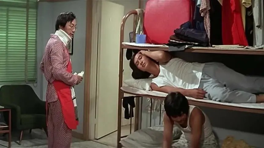 影视:四眼仔给员工安排宿舍,这样的床位还不如棺材舒服!