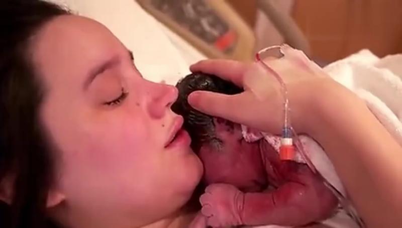 视频记录孕妇艰辛的自然分娩过程