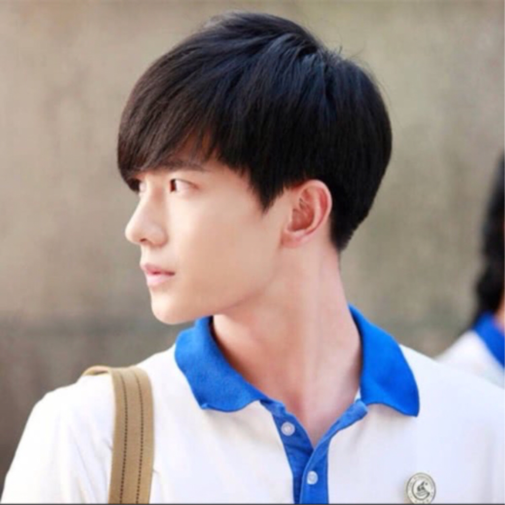 小院溪花俏枝头 