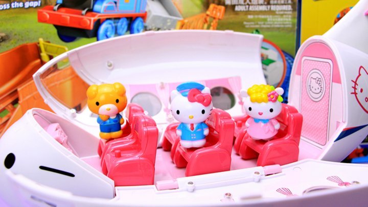 HelloKitty凯蒂猫:凯蒂猫用大飞机帮佩奇搬家具