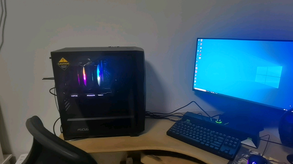 电脑组装完毕,桌面外设分享。