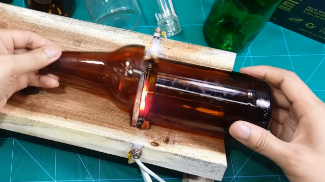 男子自制玻璃切割机,玻璃瓶放上去一转便完美切开,太方便了