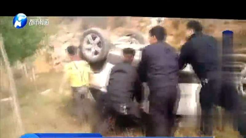 白色越野车翻下山沟,特警忙营救!事后发现司机是酒驾!