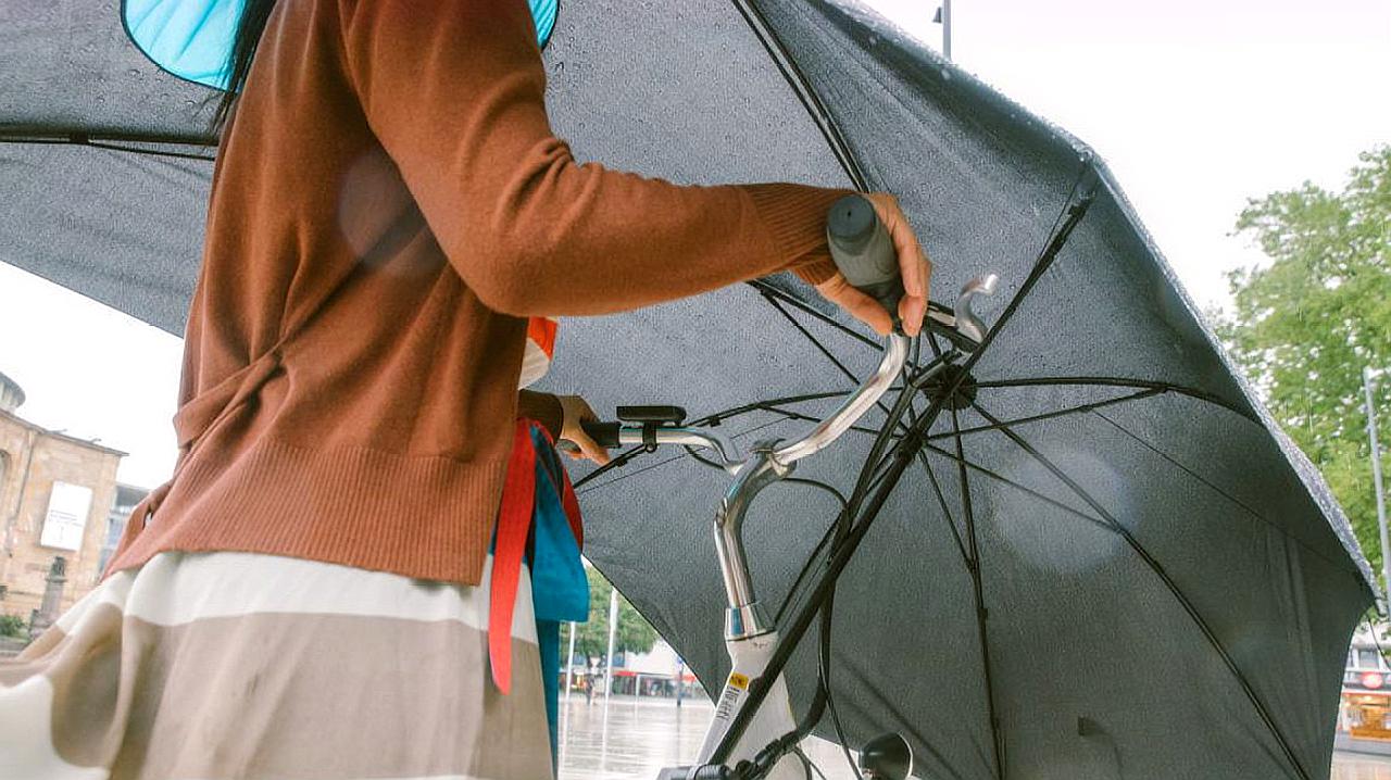 这把雨伞获德国设计大奖,造型非常奇特,下雨骑车不用愁