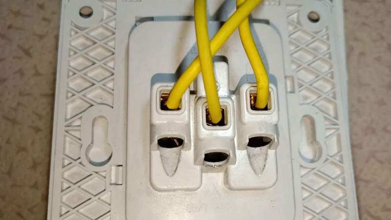 电工知识:3根电线1种颜色,不用万用表,怎么区分火线零线和地线