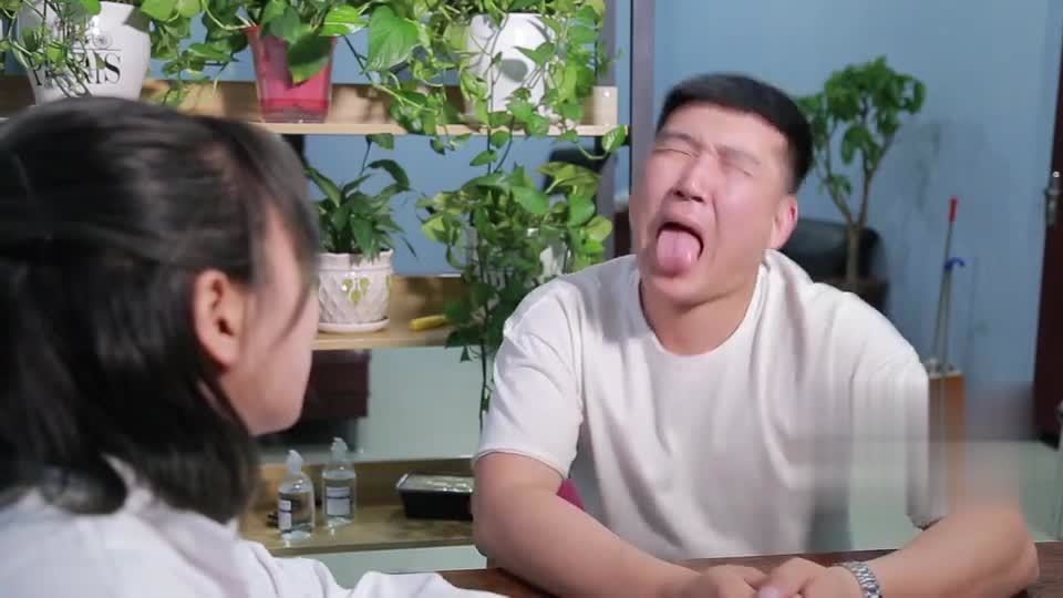 小伙去医院看病,认为医生医术不行,几天后送来一面锦旗!