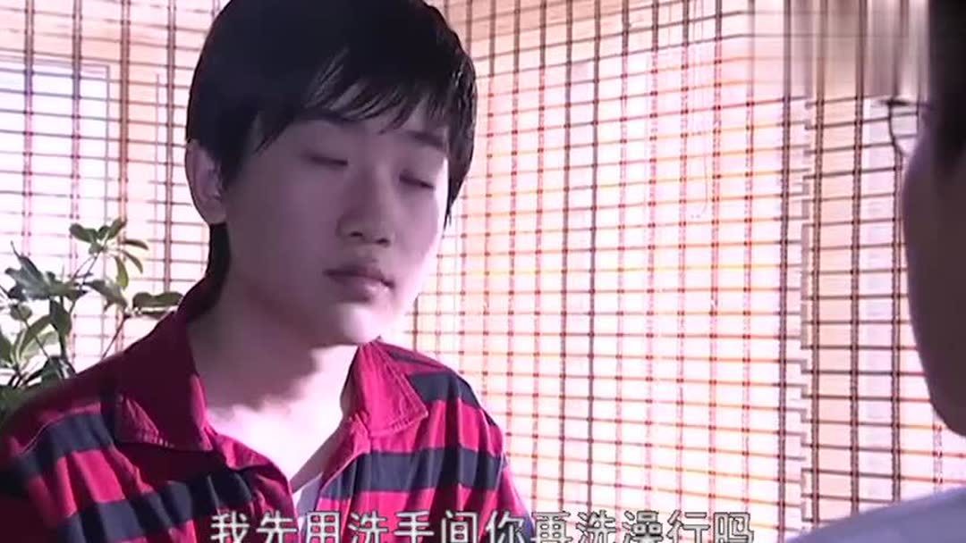 胖女儿例假来了脏了床单,偷偷藏起来,后妈却给她洗好了,暖心