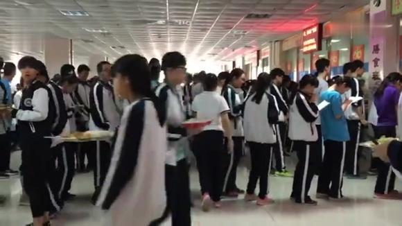 衡水中学学生每天紧张的学习,学生:父母期望考个好大学