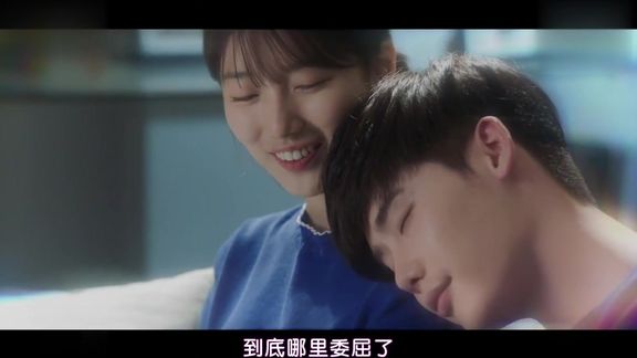 李钟硕在美女怀里撒娇,小表情很享受,谁料一睁眼竟是个男人!