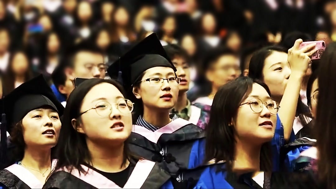 大学毕业典礼上,突然响起一首《起风了》,天籁之音感动全场!