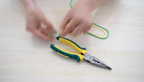 手链不用花钱买!姑娘教你用毛线编织手链,很多人见过但不会