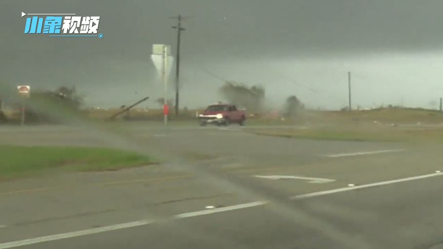打了个滚!美国16岁少年驾红色汽车被卷入龙卷风,几秒后奇迹出现