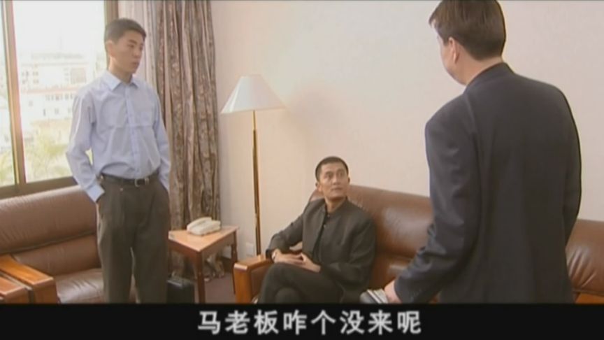 缉毒警察卧底成买主和毒贩交易,不料被毒贩识破,毒品里藏了枪