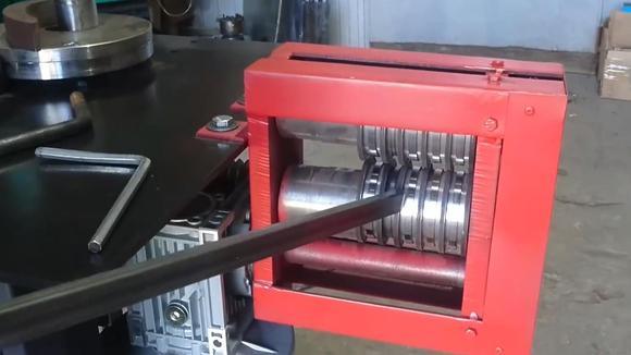 工人拿着钢管制作栏杆造型,网友:稍微培训一下女士也能轻松操作