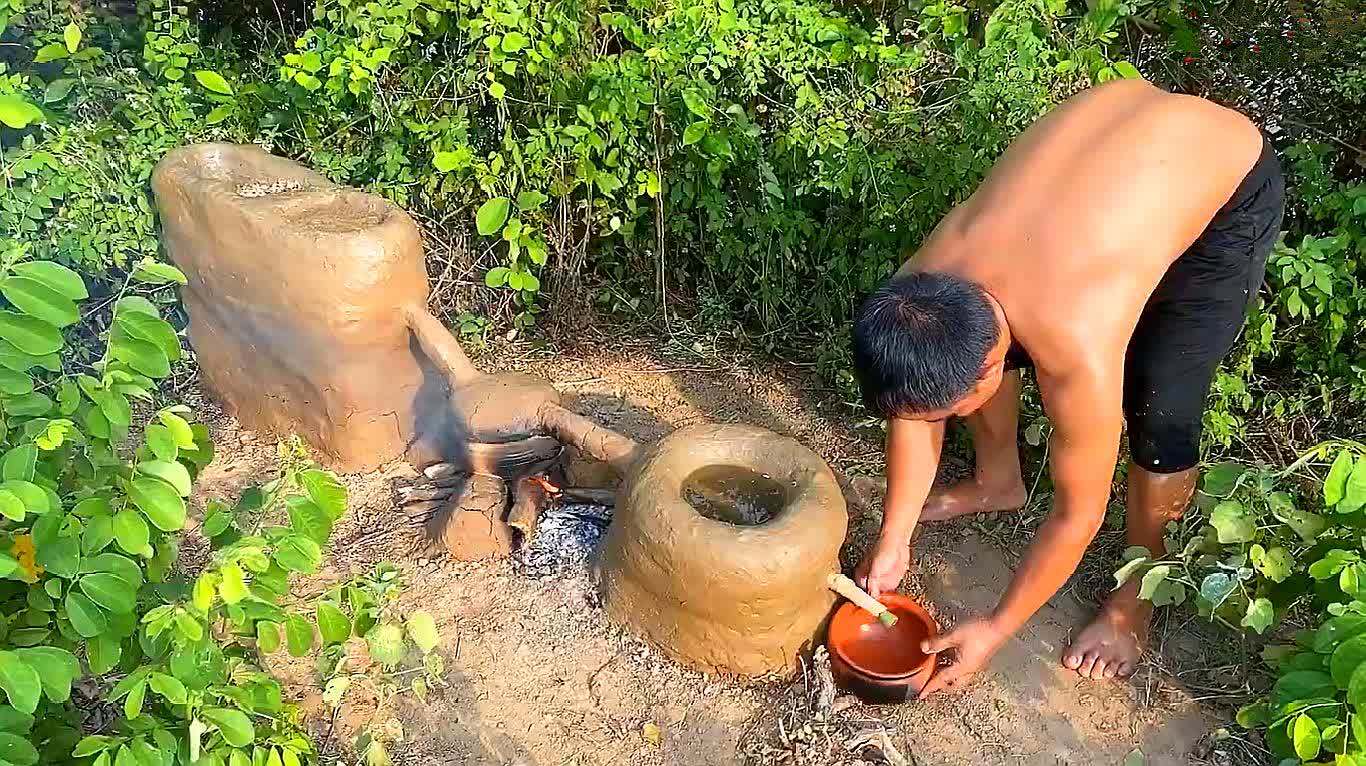野外生存:越南牛人小伙自制简单蒸馏器,将海水蒸馏.