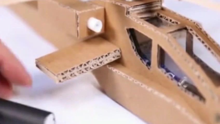 歪果仁人用废弃纸箱制作一架模型直升机,不服都不行啊