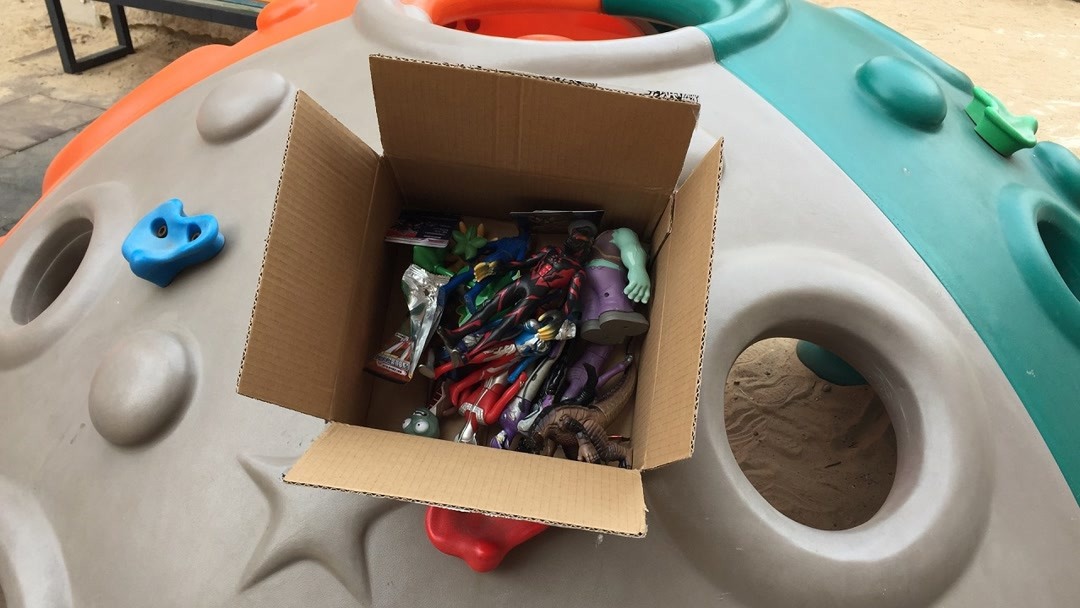 在游乐场里竟然捡到了好多玩具,奥特之王和泽塔勋章还有植物玩具