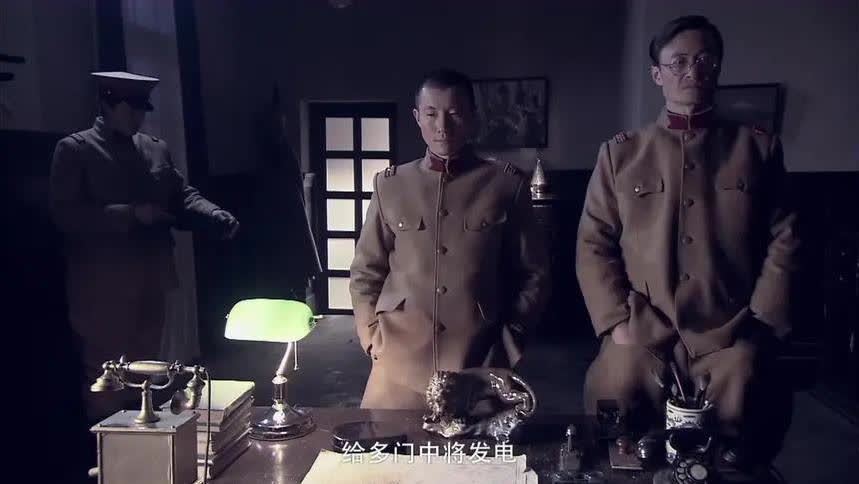 鬼子夜闯钟表店,进门就一顿乱搜,不料鬼子无意间发现暗门!