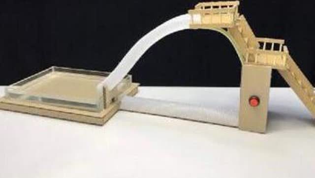 家里也能有水上滑梯?外国牛人用纸板做了一个滑梯模型,超好玩