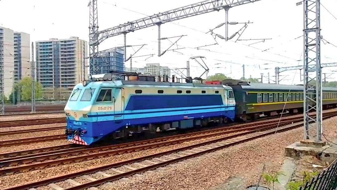 上局沪段SS8机车,牵引上海南至衡阳K759次列车通过艮山门