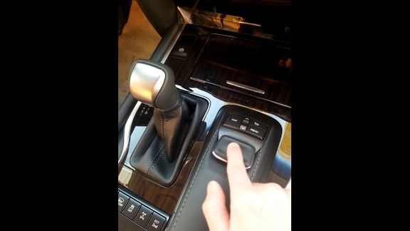 18款雷克萨斯570档杆旁边的鼠标