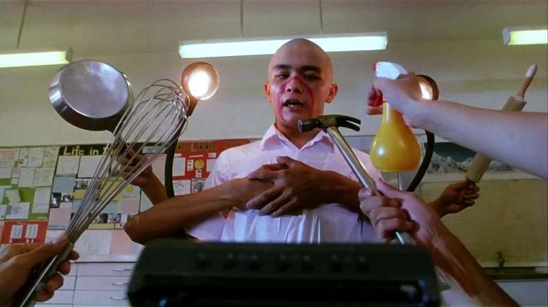 星爷走进校门口,被顽皮学生埋伏攻击,变幻各种物品整蛊学生