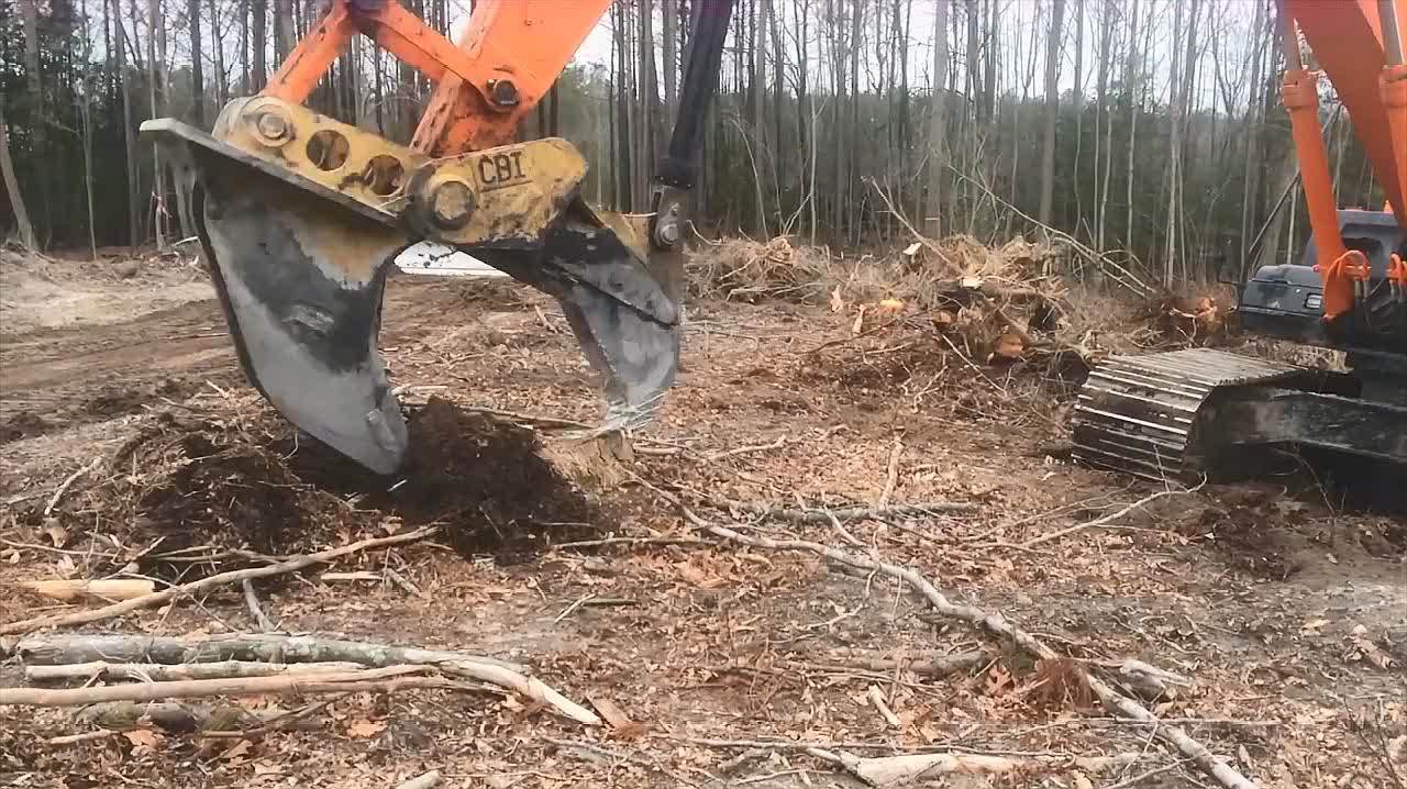 这挖掘机改造厉害了,力量强大,分分钟将树根连根拔起!