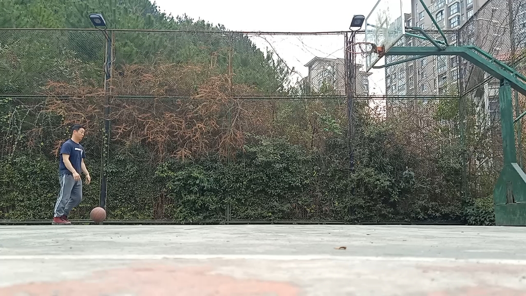 这种基础练习投篮可以吗?总感觉自己投出去后球不是内旋,还有抛物线...